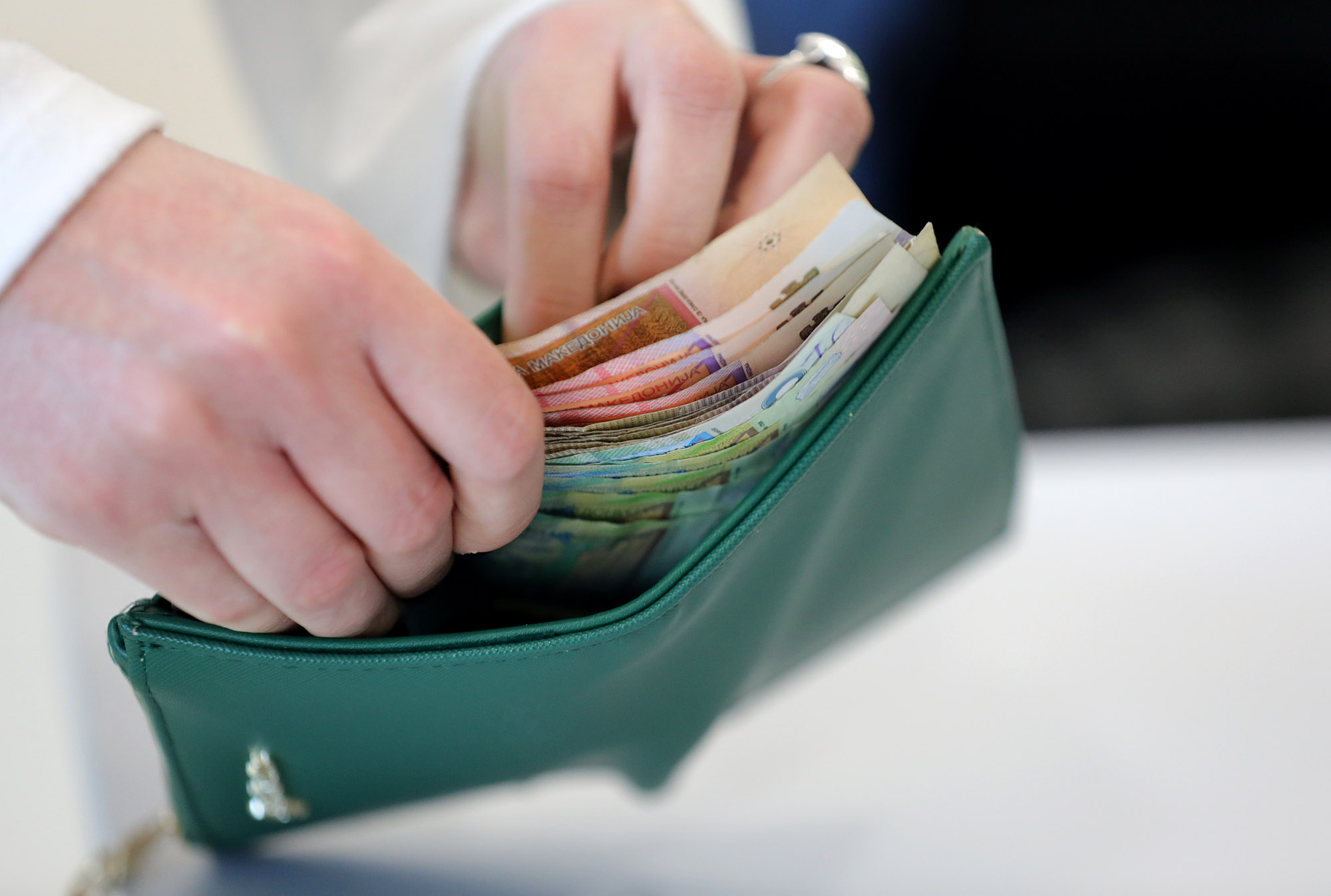 Функционерите бараа намалување и добија покачување од 100 евра, работниците бараа покачување и ...